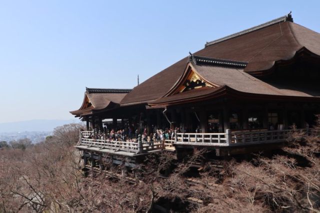 Ninenzaka: Walking along the most emotional stone-paved slope in Kyoto