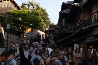 Ninenzaka: Walking along the most emotional stone-paved slope in Kyoto