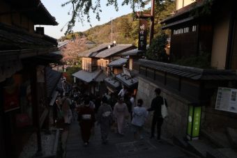 Ninenzaka: Walking along the most emotional stone-paved slope in Kyoto